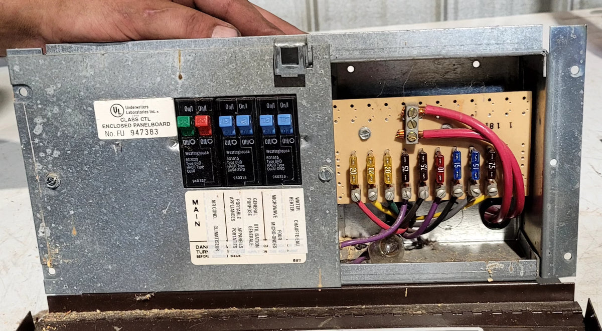 Buy Used 30 AMP MAGNETEK DC Distribution Panel - Model 80 Online ...